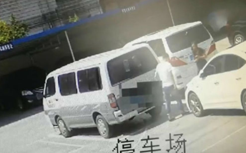 胆儿真大!交警队里撞车后还敢这样跑!