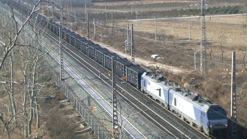 实拍中国首条重载铁路大秦线上的火车,你数了有多少节吗?