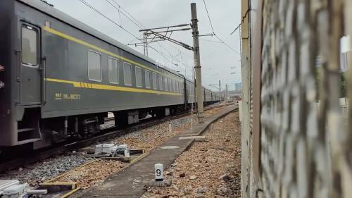 HXD1D-0537号火车拉着K106次列车,飞快地穿过平湖站