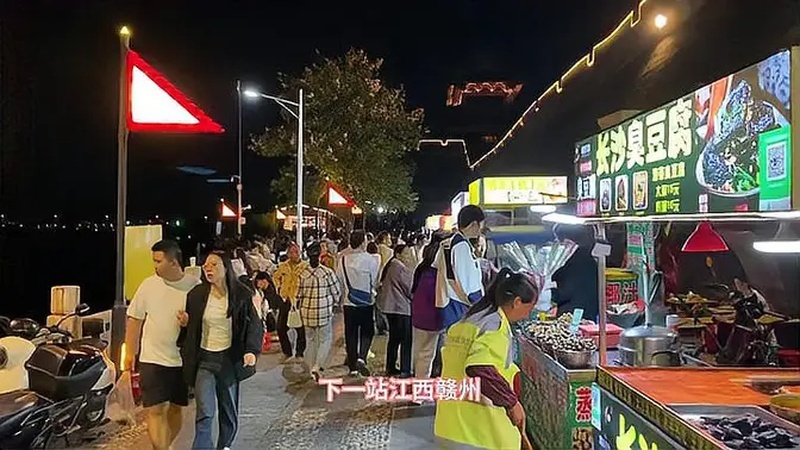 不愧是赣州最火爆的美食街,这里的美食太多了,人山人海真热闹