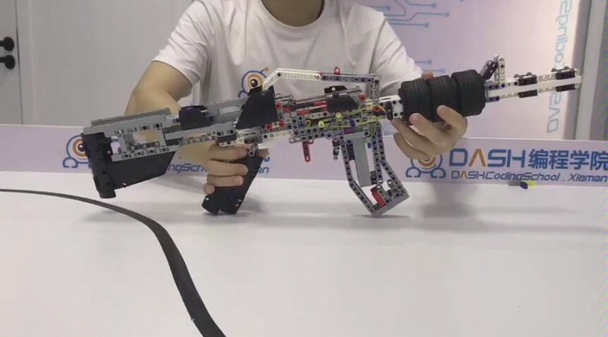 乐高EV3卡宾枪M4A1~(皮筋比较松) 张老师的拍摄技术越来越好了哈哈...