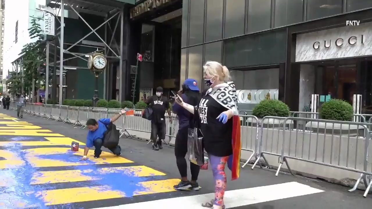 川普大楼门前马路上写的BLM被用蓝色涂料破坏