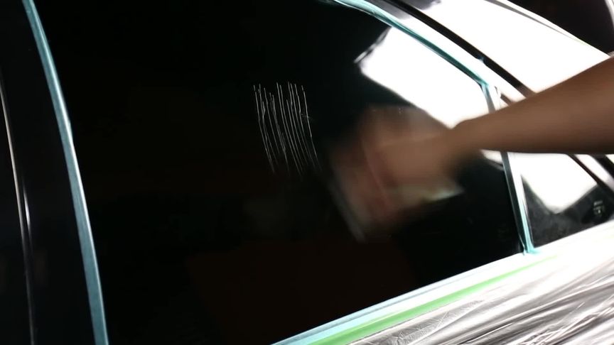 汽车玻璃划伤,快看是如何快速修复的,这种做法还是第一次见!