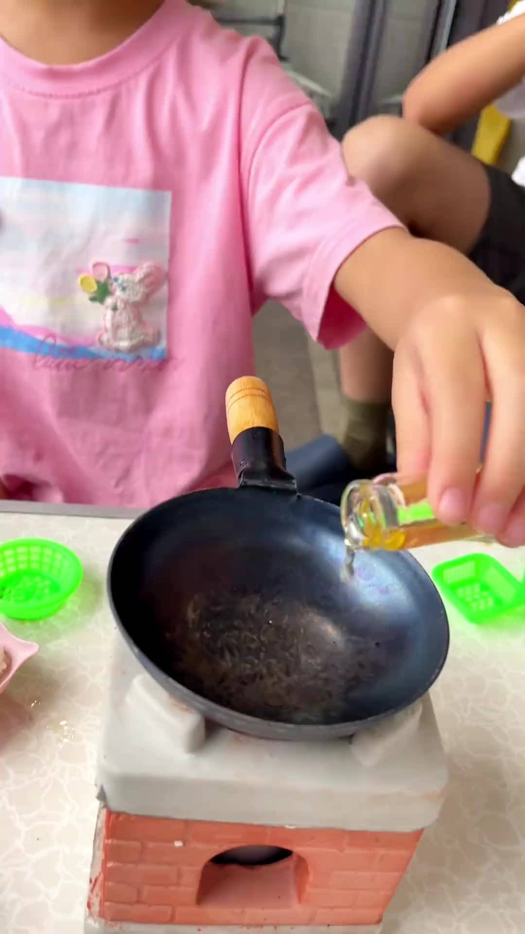 安排这款迷你小厨房给孩子,陪她他一起做饭吧,让孩子体验生活