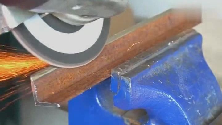 牛人用角铁制作的这个工具,真是农民的好帮手,真的太实用了!