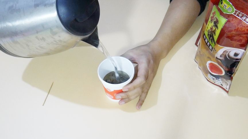 两个一次性杯子套在一起,原来这么实用,家里来客人都这个方法好