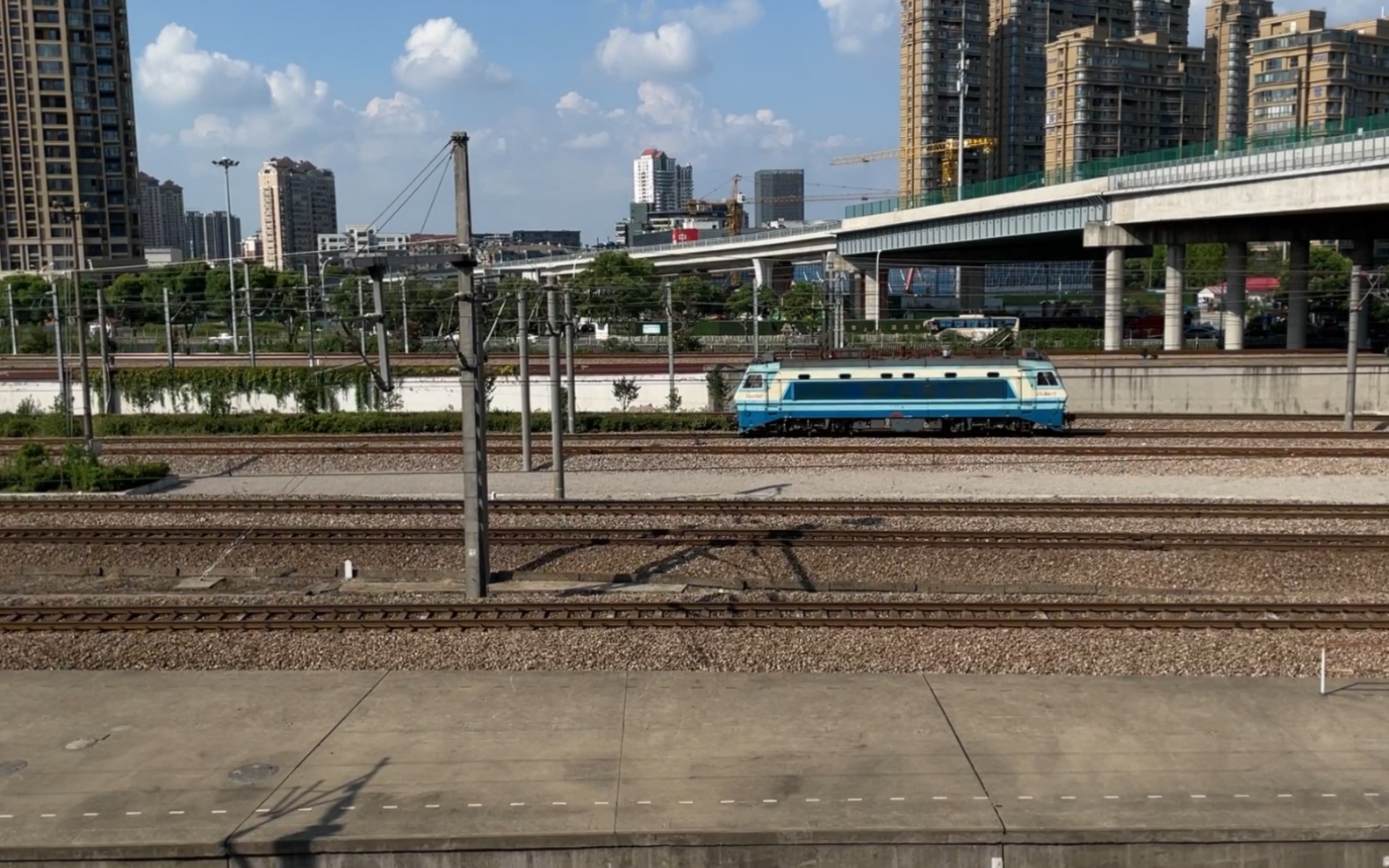 上局沪段韶山8-0401牵引K808/K807次列车无锡到发作业