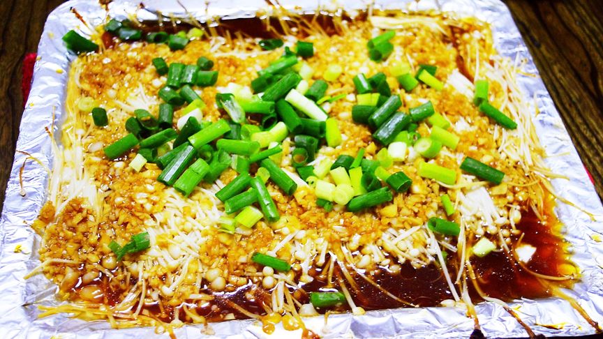 在家自己用烤箱烤蒜蓉金针菇,简单营养又美味,做出来比肉还好吃