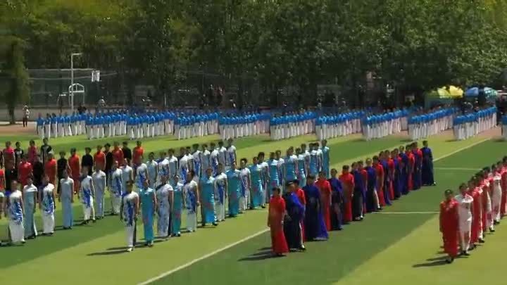 新乡模特协会揭牌仪式中12支体模队协作完成旗袍秀巜中国字》。