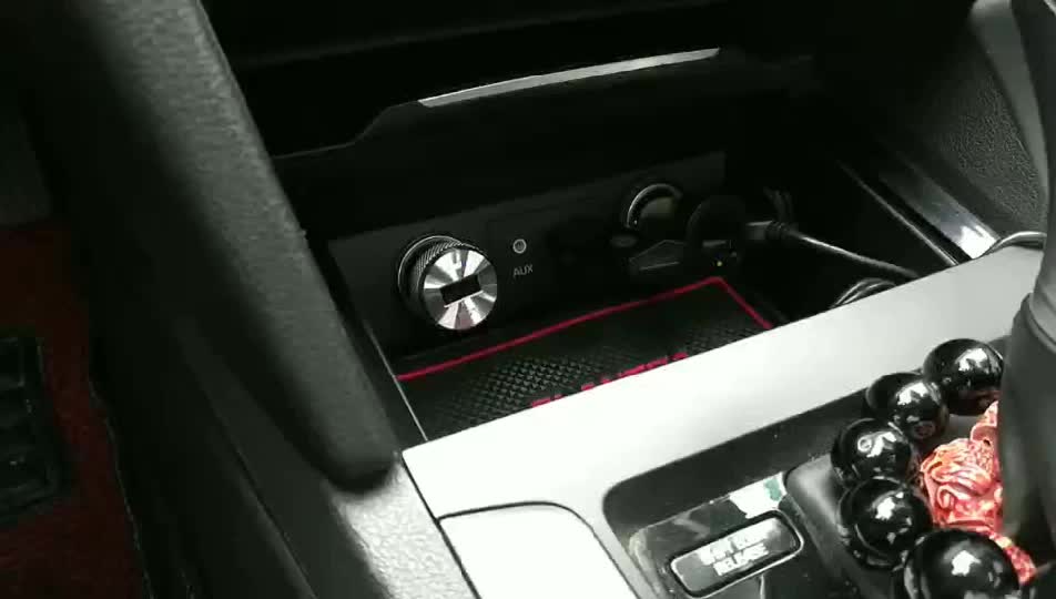 点烟器接口一端连手机,另一段连行车记录仪「来自懂车帝车友圈」