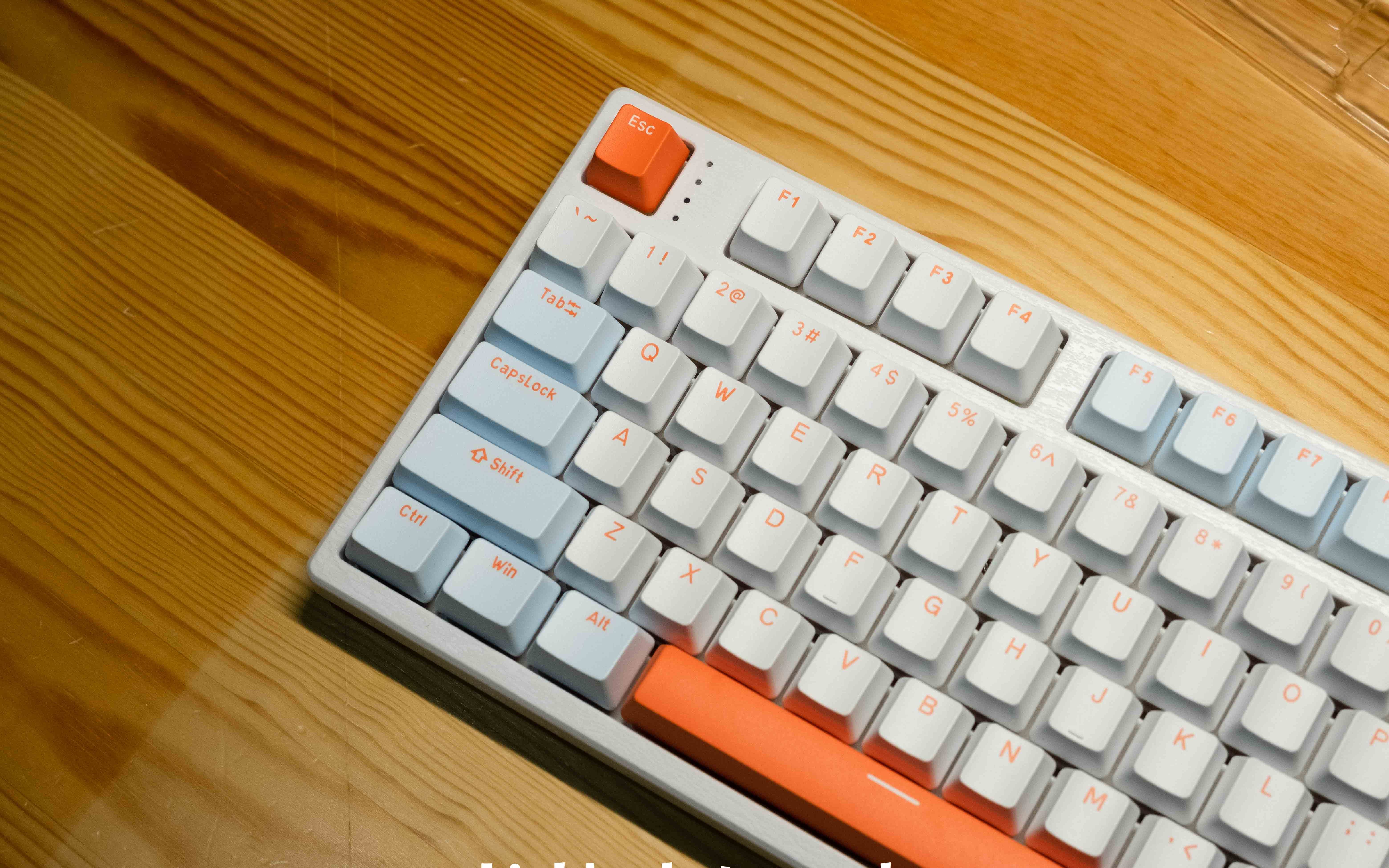 干电池的三模RGB热插拔98键盘HS98T