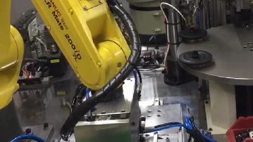 机械手在工厂里的巧妙应用