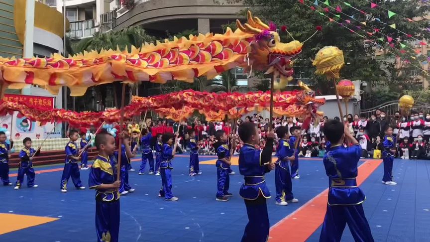 幼儿园运动会开幕式,在短时间内训练的孩子们表演不错ߑ
