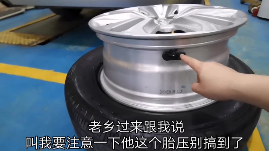 汽车轮胎按公里数还是按时间来更换,这台长安汽车可以当标本