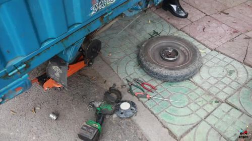 电动车前后轮左右摇摆感觉轮子要掉下来这个故障应该怎么维修