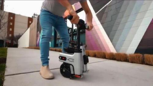 老外发明最小折叠电动车,A3纸大小轻松塞包里,一口气能跑30公里