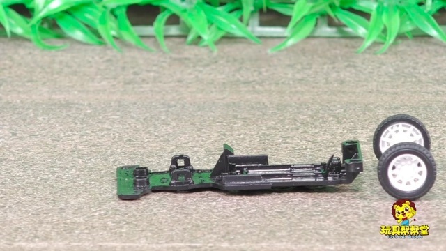 挖掘机玩具视频:组装挖掘机工程车定格动画片