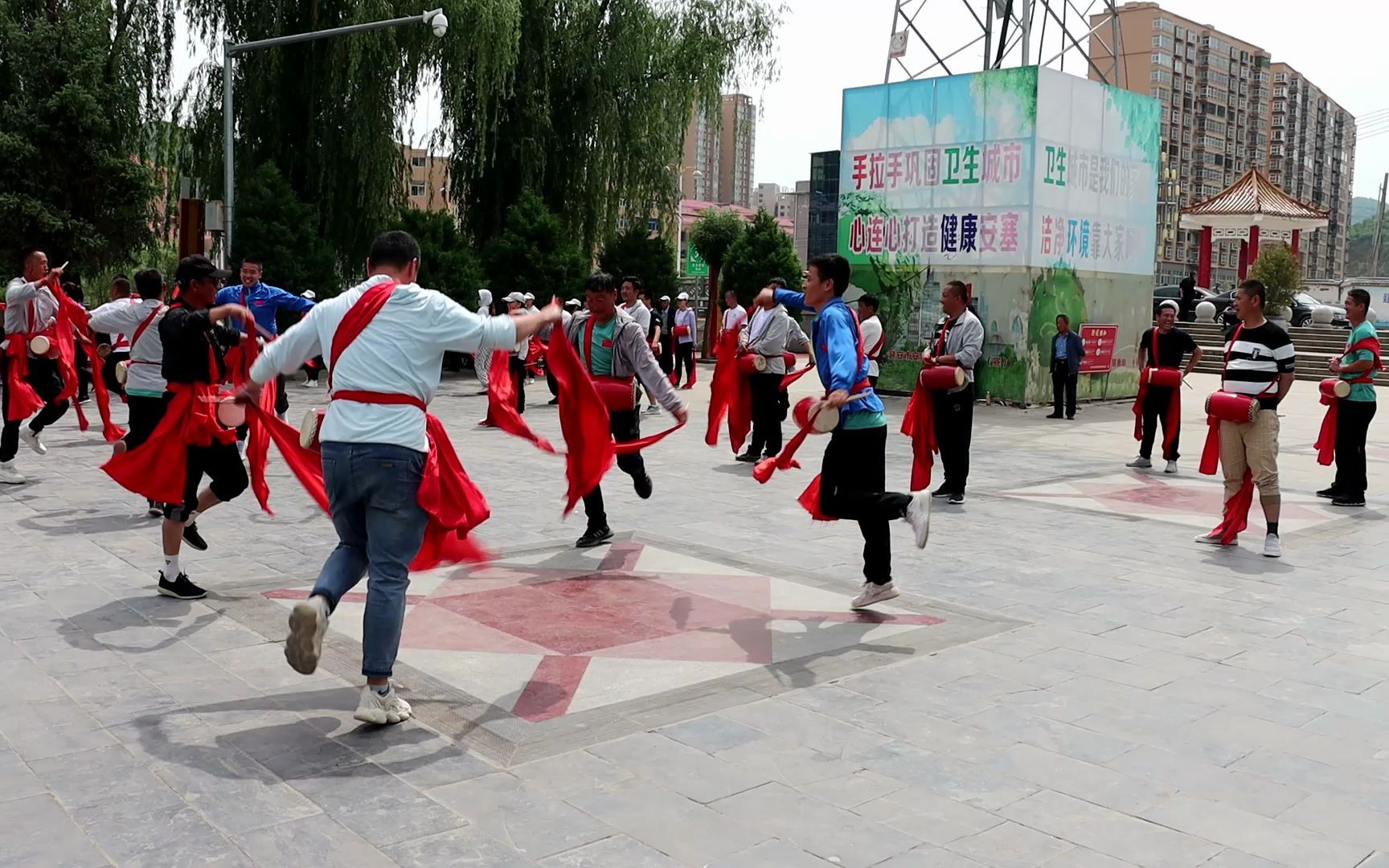 继续练习安塞腰鼓动作,老梅花、大秧歌,激情高昂活力四射