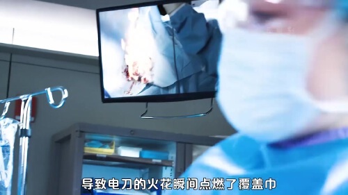 男人正在医院里做着手术,手术台上竟然燃起大火,美剧驻院医生