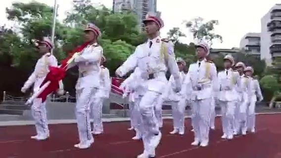 看这个“最标准”升旗仪式!武汉高中生穿白色制服为国旗护卫