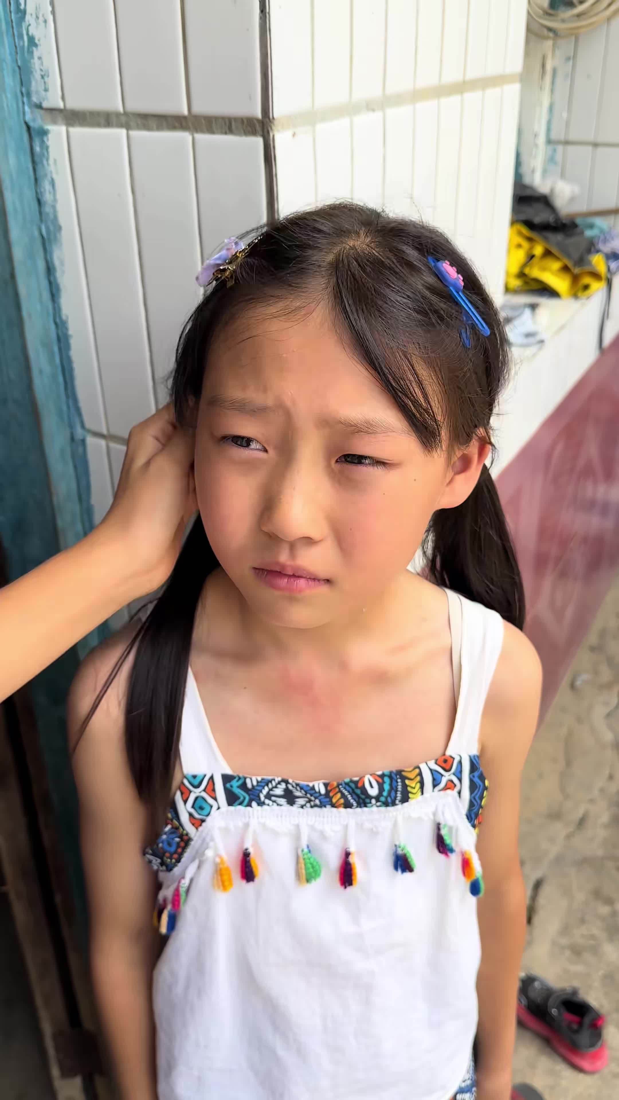 把姐姐的芭比娃娃弄坏了,于是我给姐姐做了一件衣服.