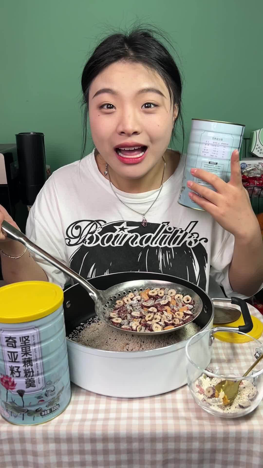 这个坚果藕粉料真的很足,而且现在买两罐还送杯勺呢