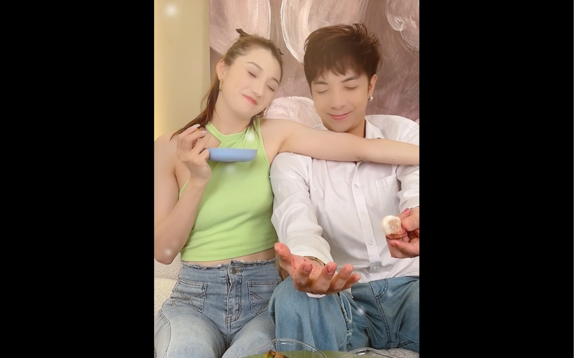 老公用胡渣给老婆挠痒痒,这种浪漫妳们想不想感受一下?ߘ