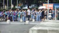 小学生过马路实况