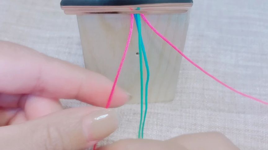 一分钟学会四股辫五彩绳,最基础最简单编织教程,很特殊的吉祥物