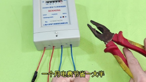 电表上放一把钳子,电表立马不转?这偷电手法,老电工也想不出来