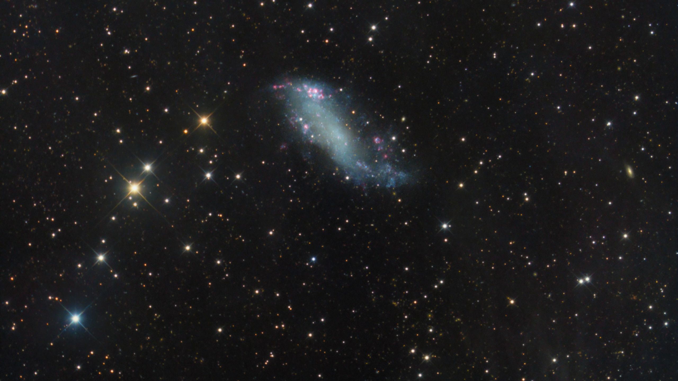 小型不规则星系 矮星系IC 2574内部恒星生成区受到恒星风和恒星引力...