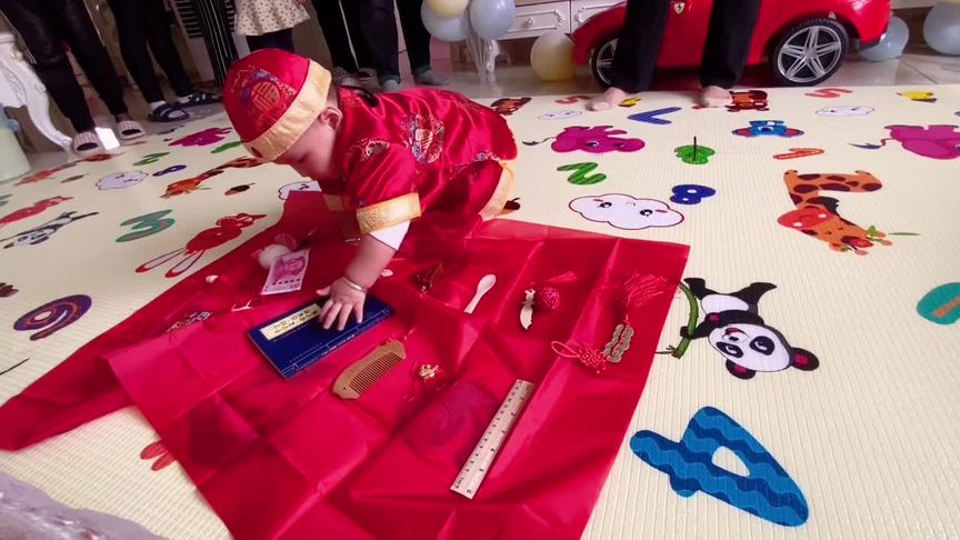 宝贝一周岁了,再也不是按月计算的小婴孩啦,体重25斤,身高79cm