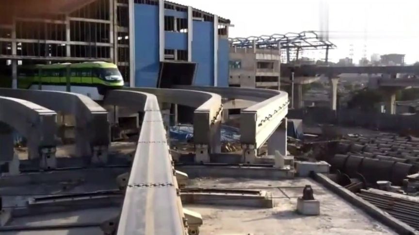 一条轨道的单轨列车,是如何实现变轨的?