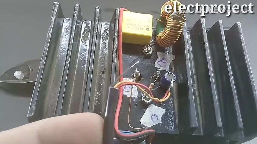 带有晶体管2N3055的最大超低音放大器大声和清晰低音扬声器