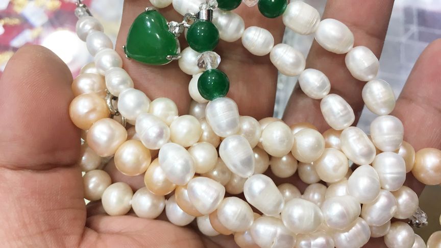 珍珠项链佩戴一段时间就过敏红肿，到底是上面原因呢？小汉告诉你