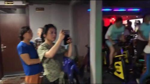 新开的健身房教练只顾自己嗨,学员动感单车扭得乱七八糟