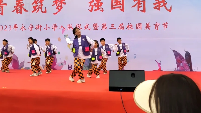 舞曲《格桑拉》 热门音乐 百听不厌 演出现场 舞台无处不在