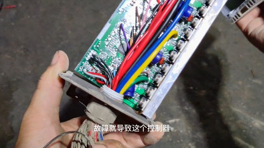 电动车后轮刹车砰砰响?师傅拆开控制器?问题出在这根线上?