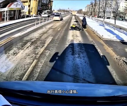 男子横穿马路被撞飞了