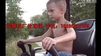 8岁小孩操作小型挖掘机,这不是表演呀,太牛了