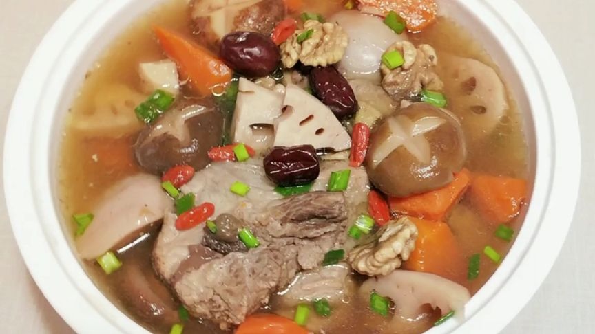 春天是孩子长高的黄金期,多喝这款莲藕胡萝卜筒骨汤,聪明个子高