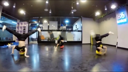 靠眼力的时候到了,数数我们的小学员转了多少圈