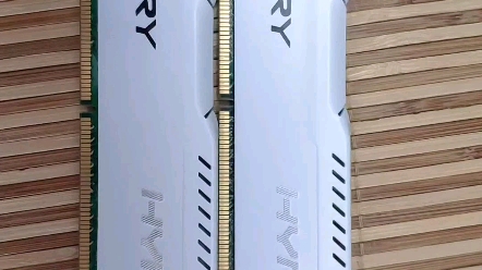 免费送内存条!ddr3 4g 金士顿白色马甲