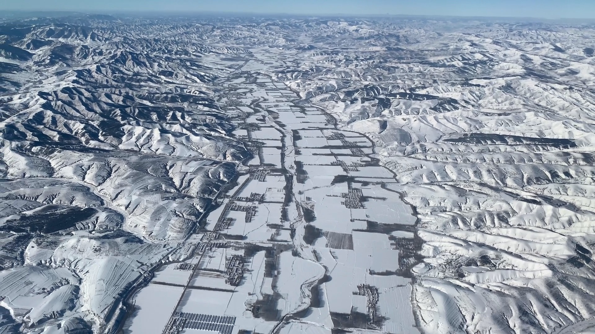 须晴日,看红装素裹分外妖娆