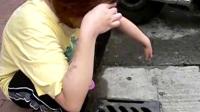 女生严重晕车,吐的很大声