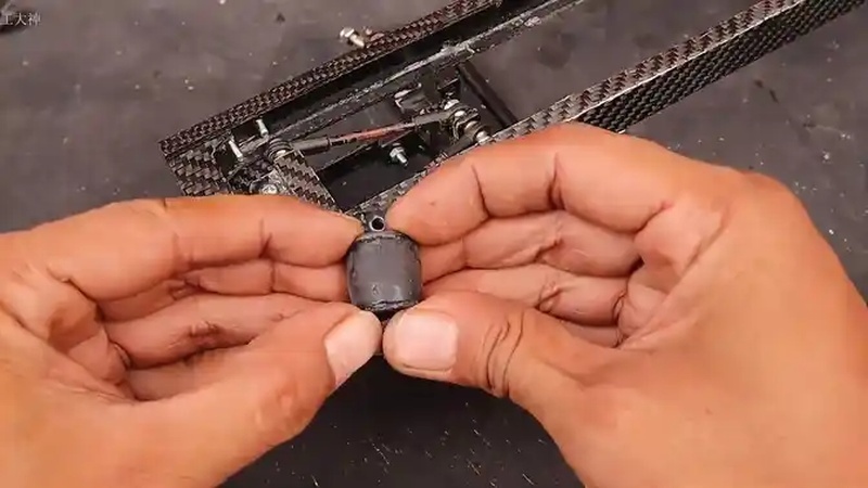 牛人全碳纤维卡车底架制作,硅胶翻模工艺太炸裂