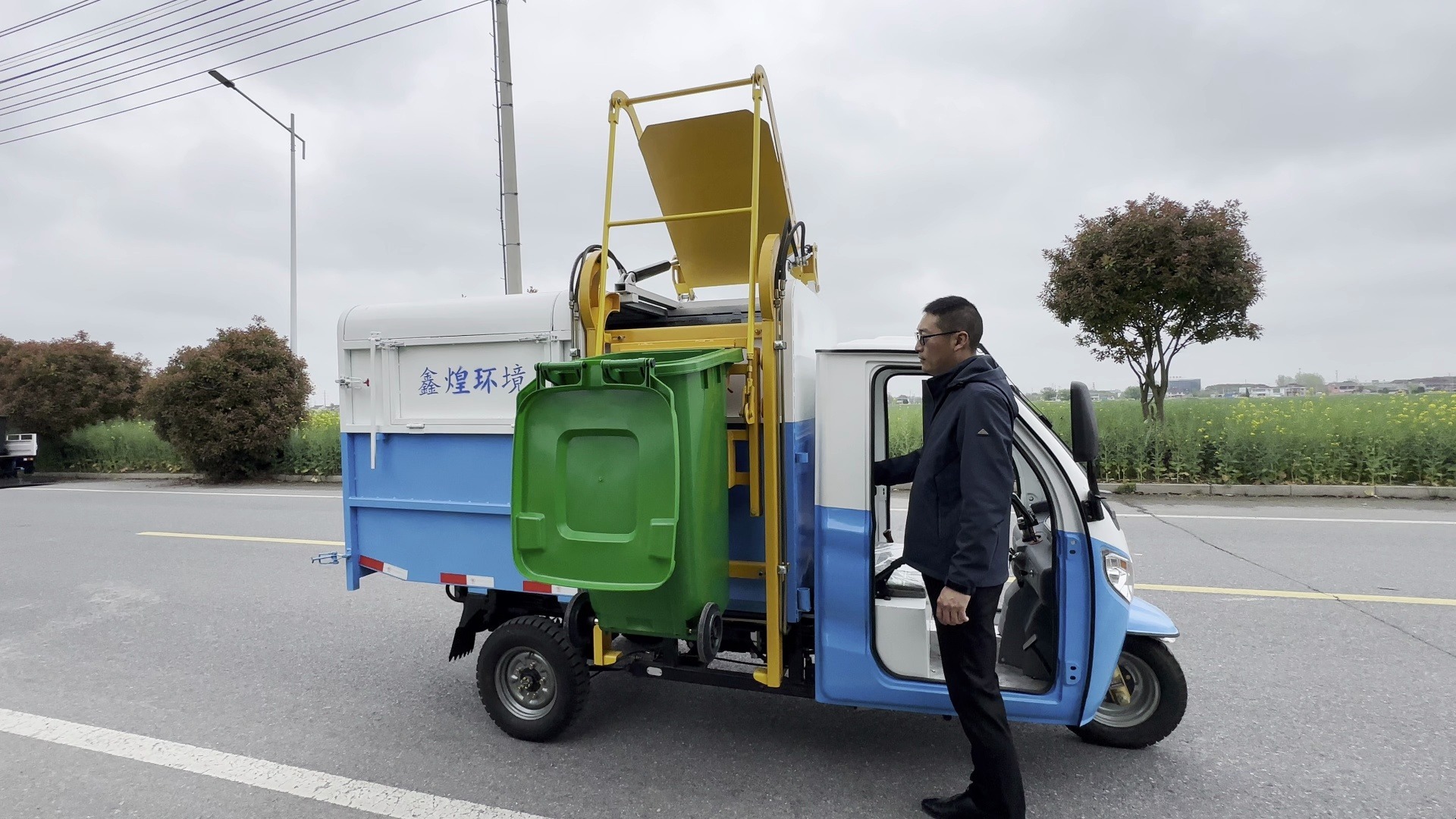 侧挂桶电动自卸垃圾车 小区学校工厂垃圾清运车 三轮保洁环卫车