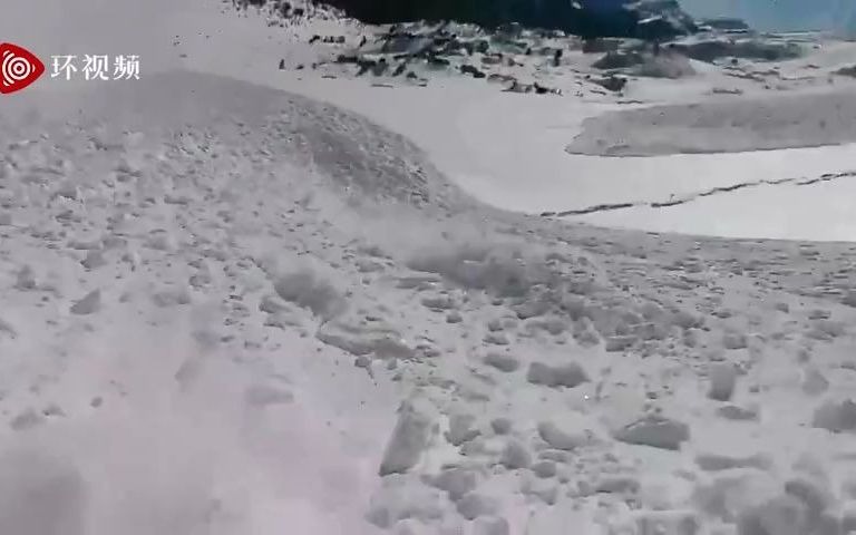 突发雪崩!美国一滑雪者拍下惊心动魄的逃命过程
