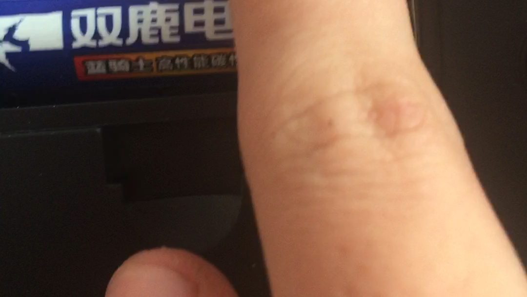 我的佳灵通计算器AR7778的装在8号电池里(双鹿电池)