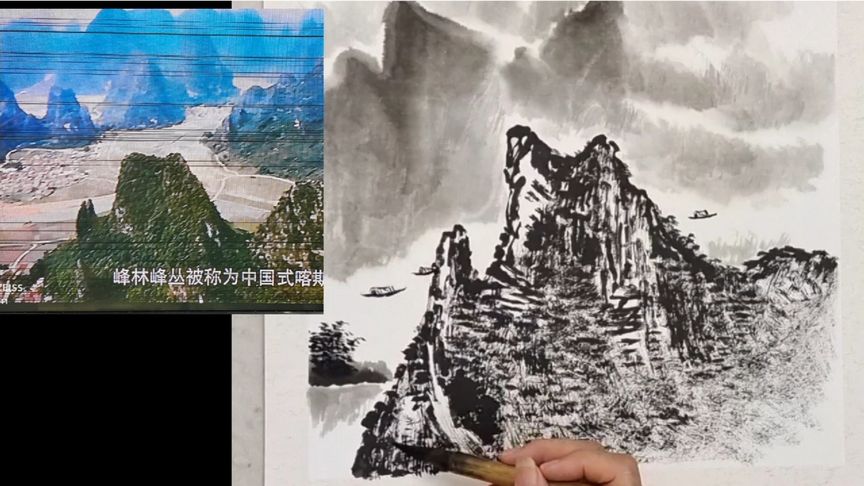 前景採用干笔焦墨画法,远景採用湿水画法效果很不错